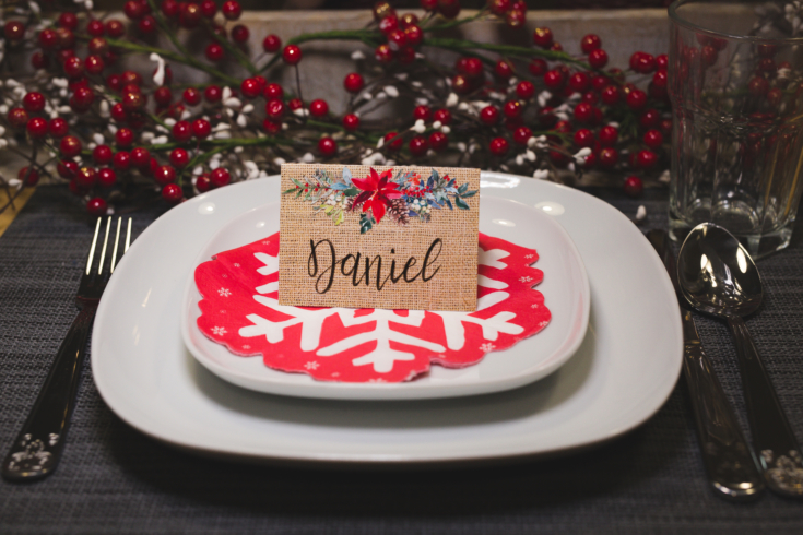 Christmas Table Place Cards { FREE PRINTABLE} - Six Clever Sisters