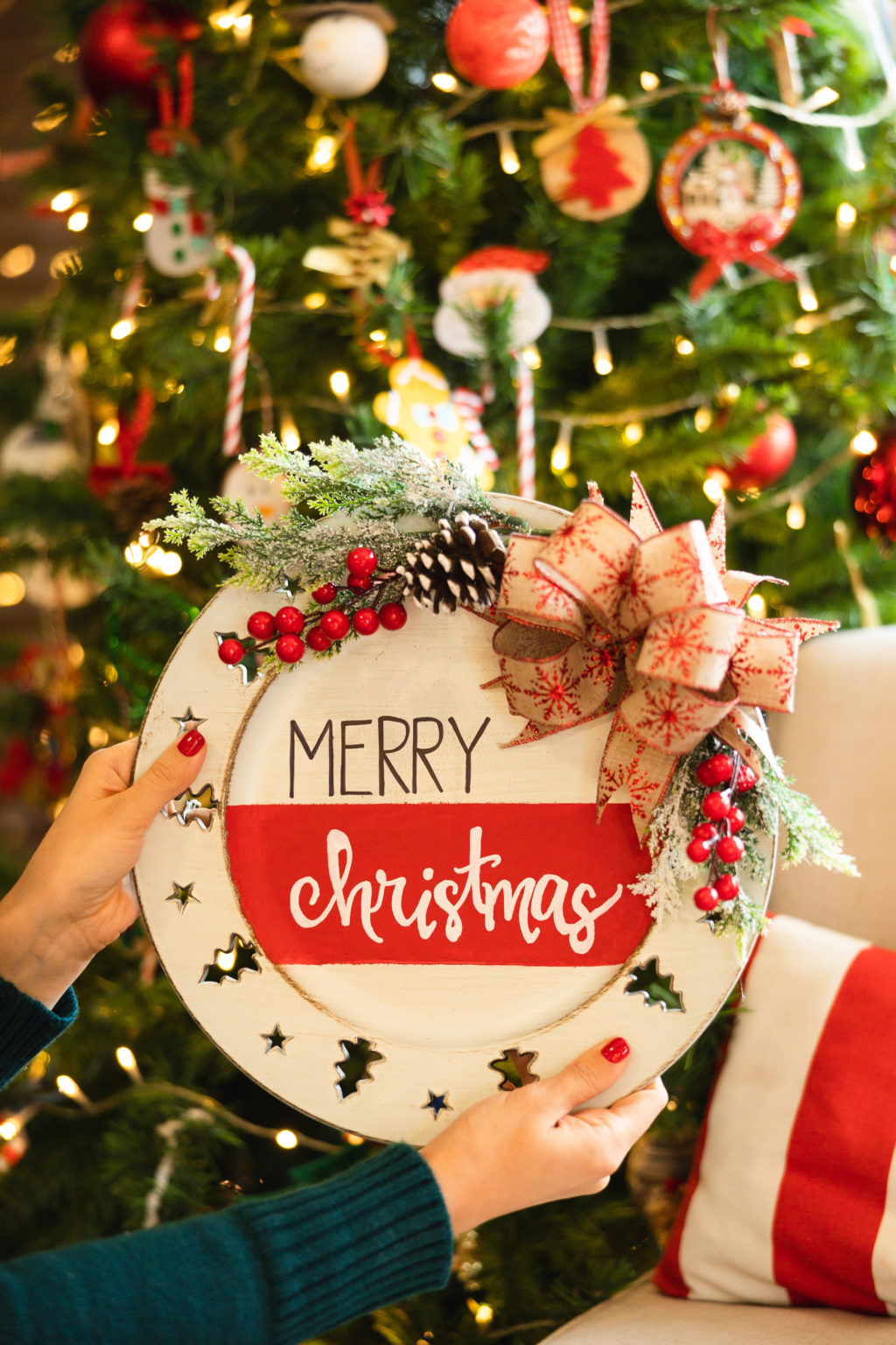 Round Christmas Sign Door Hanger Easy DIY Project – Six Clever Sisters